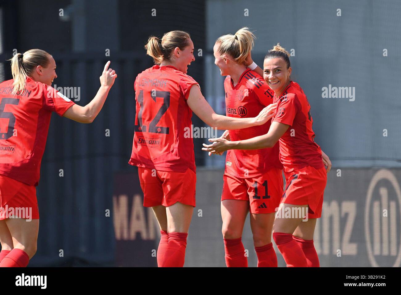 Munich, Deutschland. 27th Apr, 2025. collective goal celebration m Lea ...