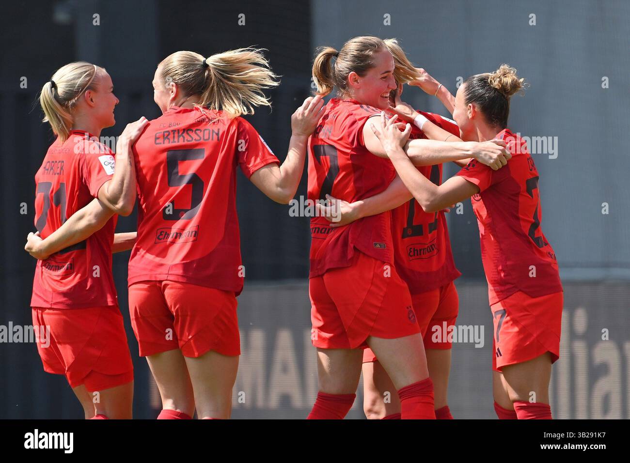 Munich, Deutschland. 27th Apr, 2025. collective goal celebration m Lea ...