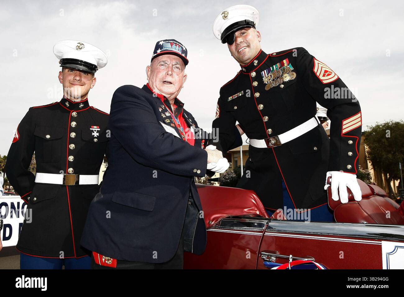 USMC Sergeant Major Bill Paxton poses with active duty members of the ...