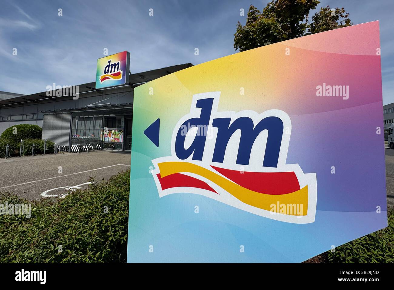 27.04.2025 xsvx, Wirtschaft emwirt v.l. Logo Schriftzug Markt DM ...