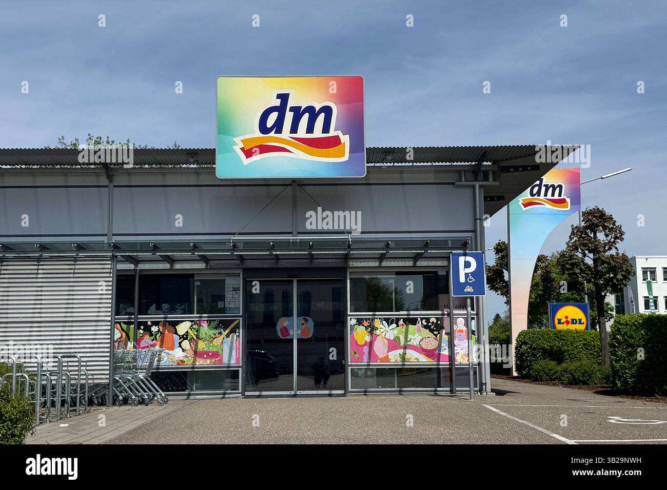 27.04.2025 xsvx, Wirtschaft emwirt v.l. Logo Schriftzug Markt DM ...