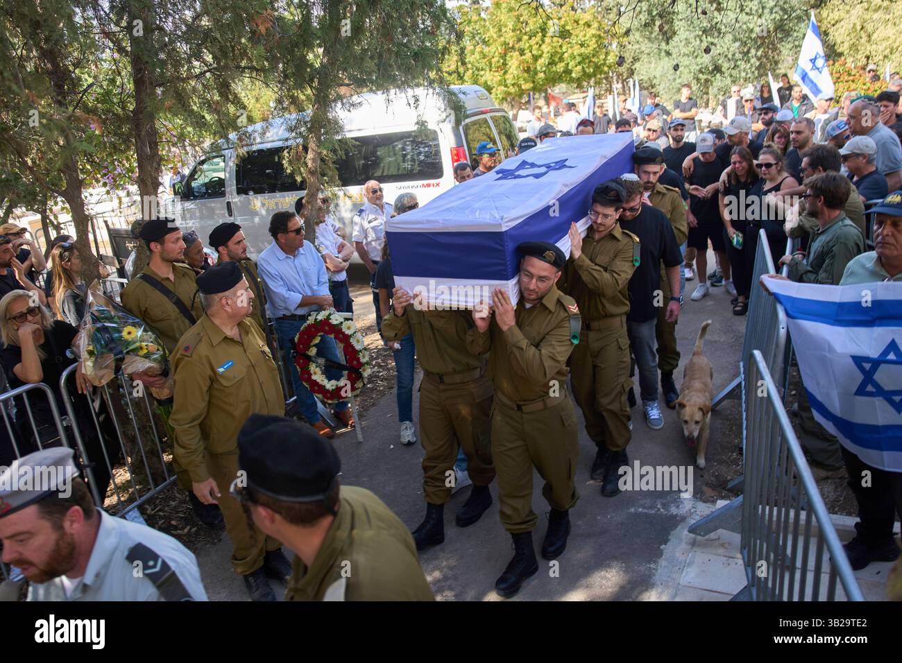 Israeli soldiers carry the casket of Israeli reserve solider Master ...
