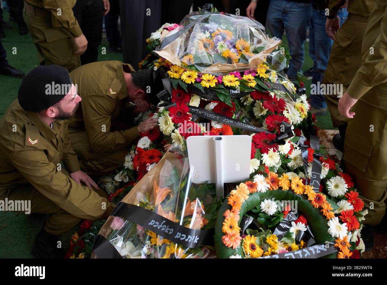 Israeli soldiers mourn over the grave of Israeli reserve solider Master ...