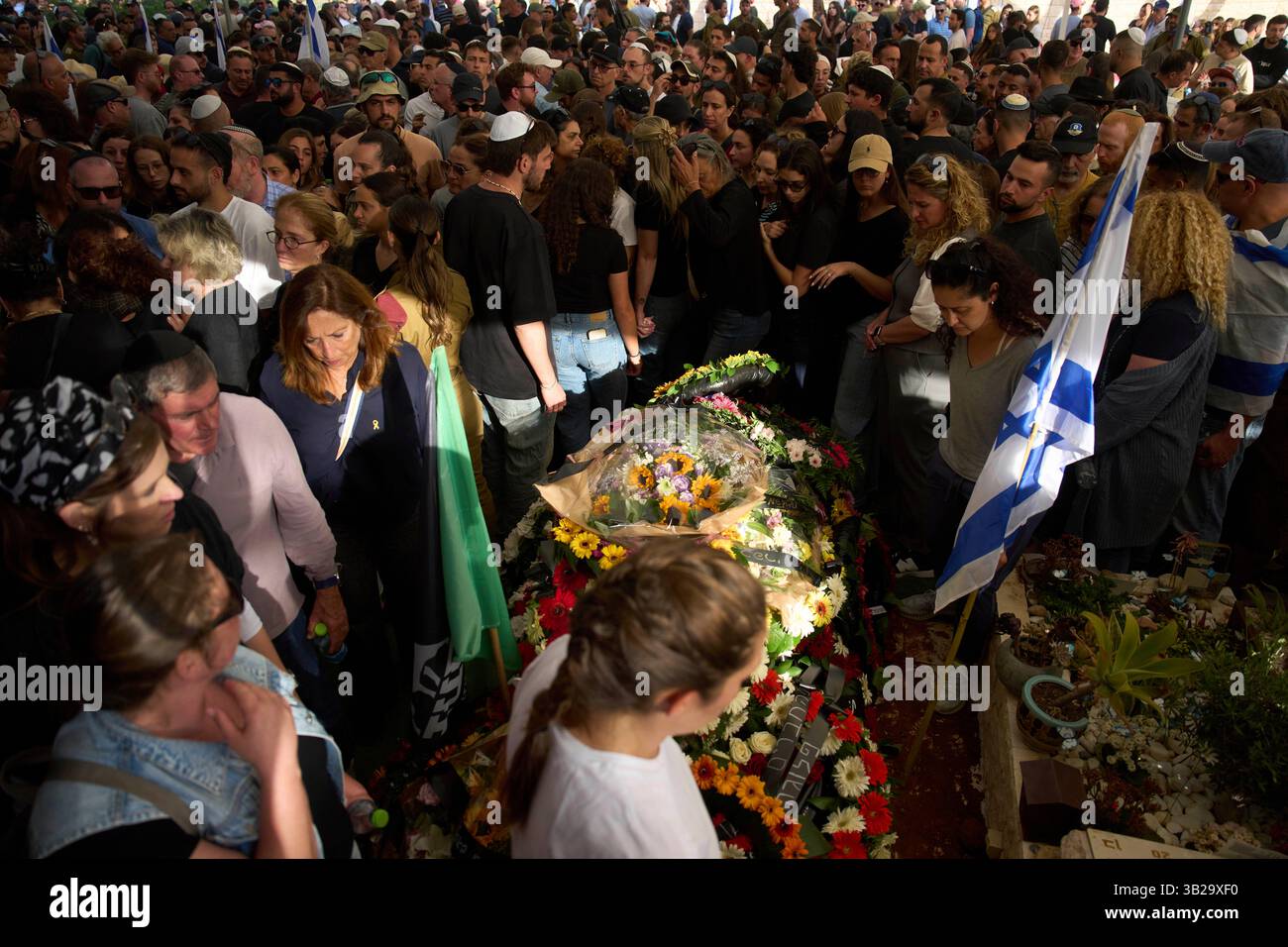 People mourn over the grave of Israeli reserve soldier Master sergeant ...