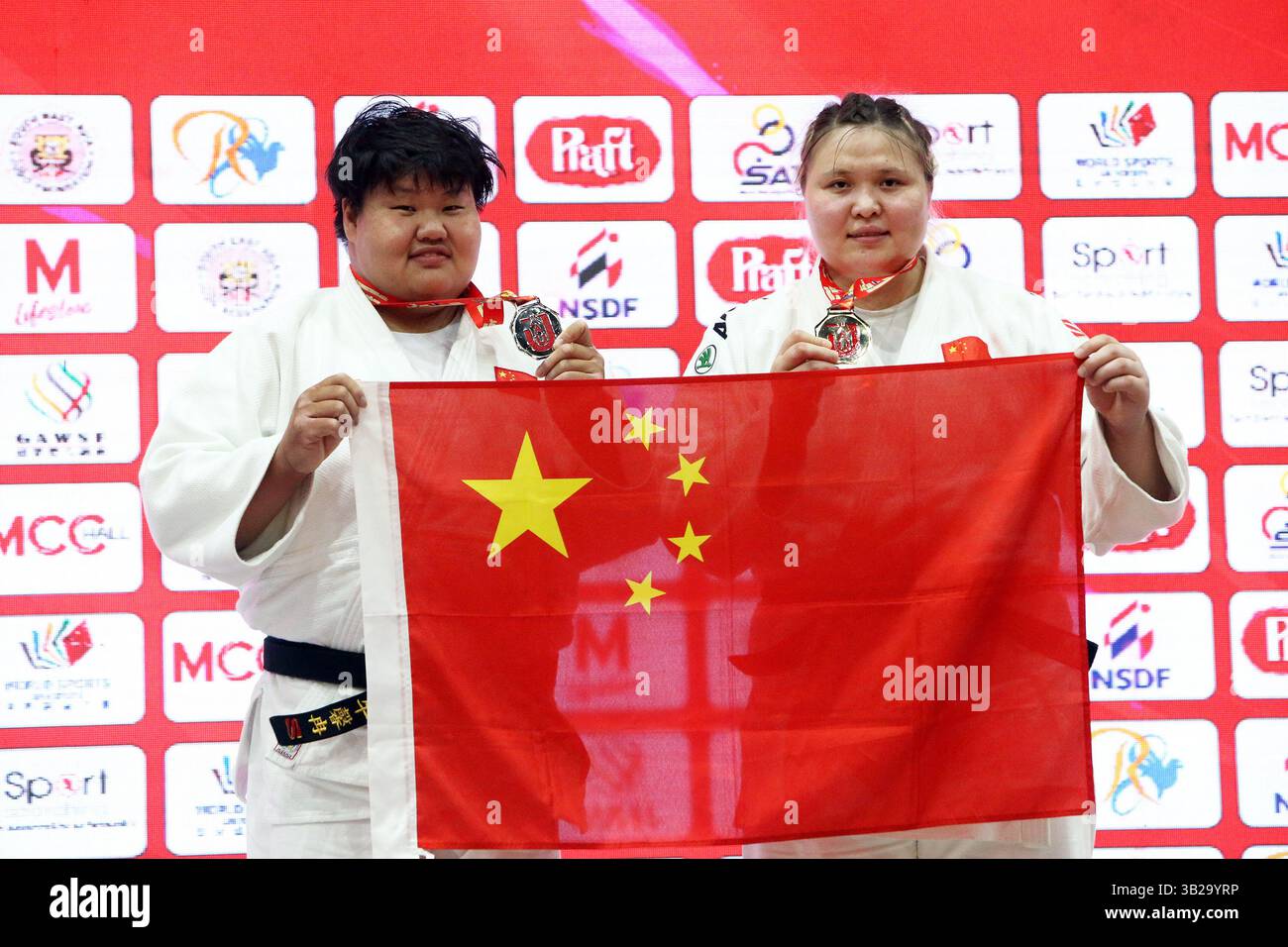 (250427) -- BANGKOK, April 27, 2025 (Xinhua) -- Ayiman Jinesinuer (R ...