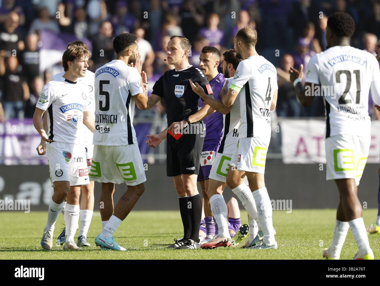 ABD0188 20250427 - GRAZ - ÖSTERREICH: Schiedsrichter Sebastian Gishame ...