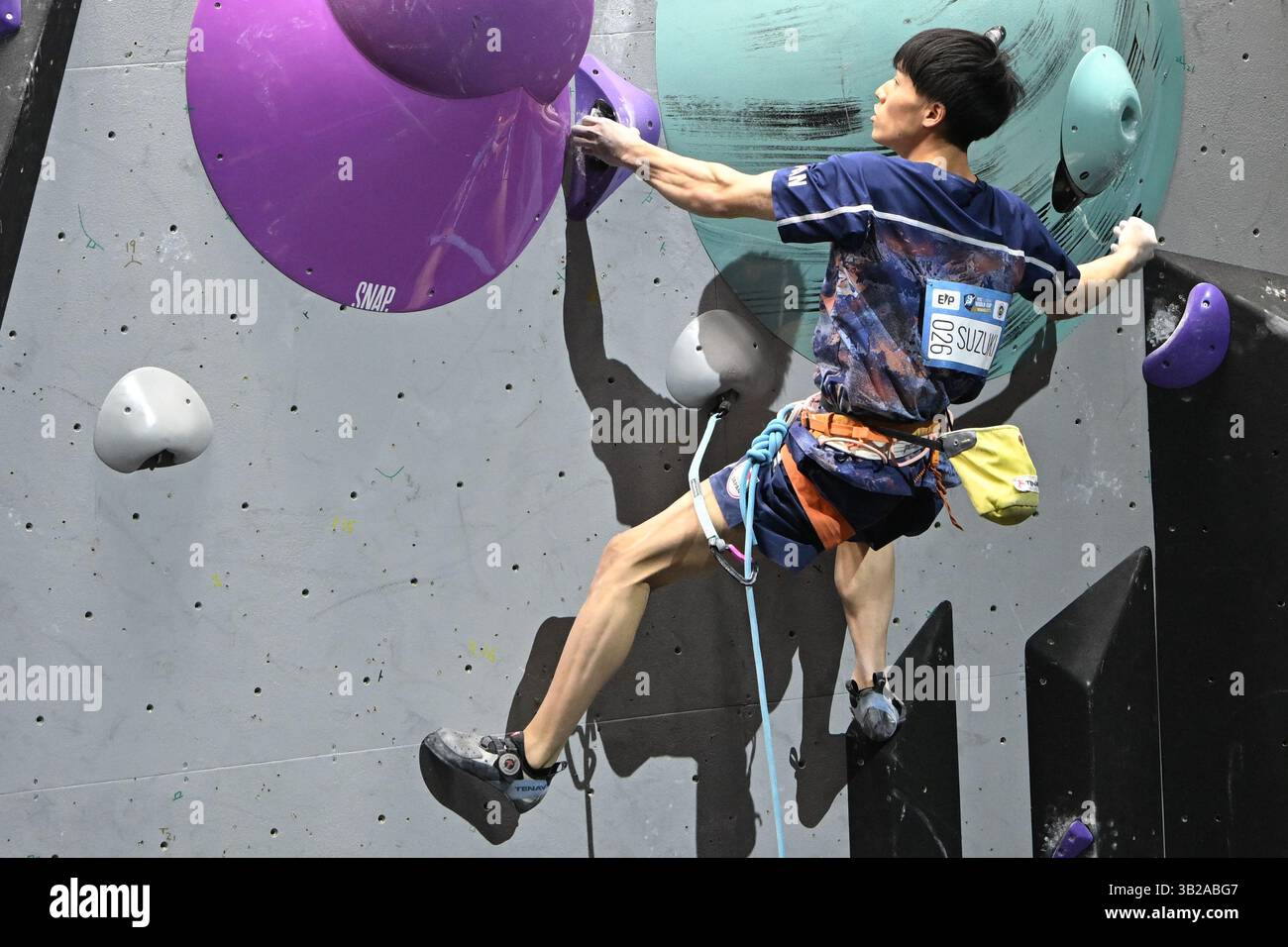 (250427) -- SUZHOU, April 27, 2025 (Xinhua) -- Suzuki Neo of Japan ...
