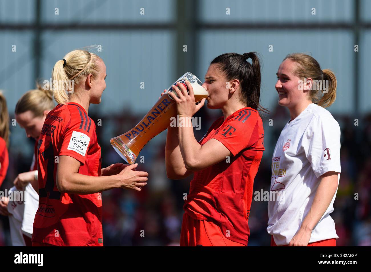 Jovana Damnjanovic (9 FC Bayern Munich) sipping of a big lass of beer ...
