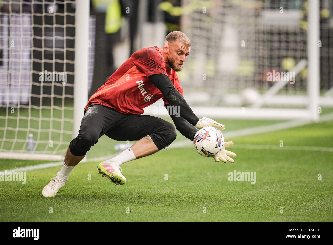 Torino, Italia. 27th Apr, 2025. Juventus' goalkeeper Michele Di ...