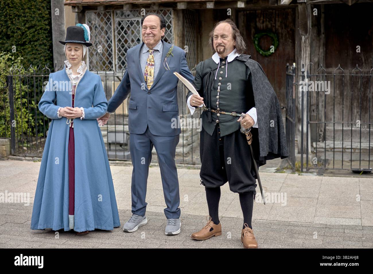 Actor portraying William Shakespeare, with dignitaries, Shakespeare ...