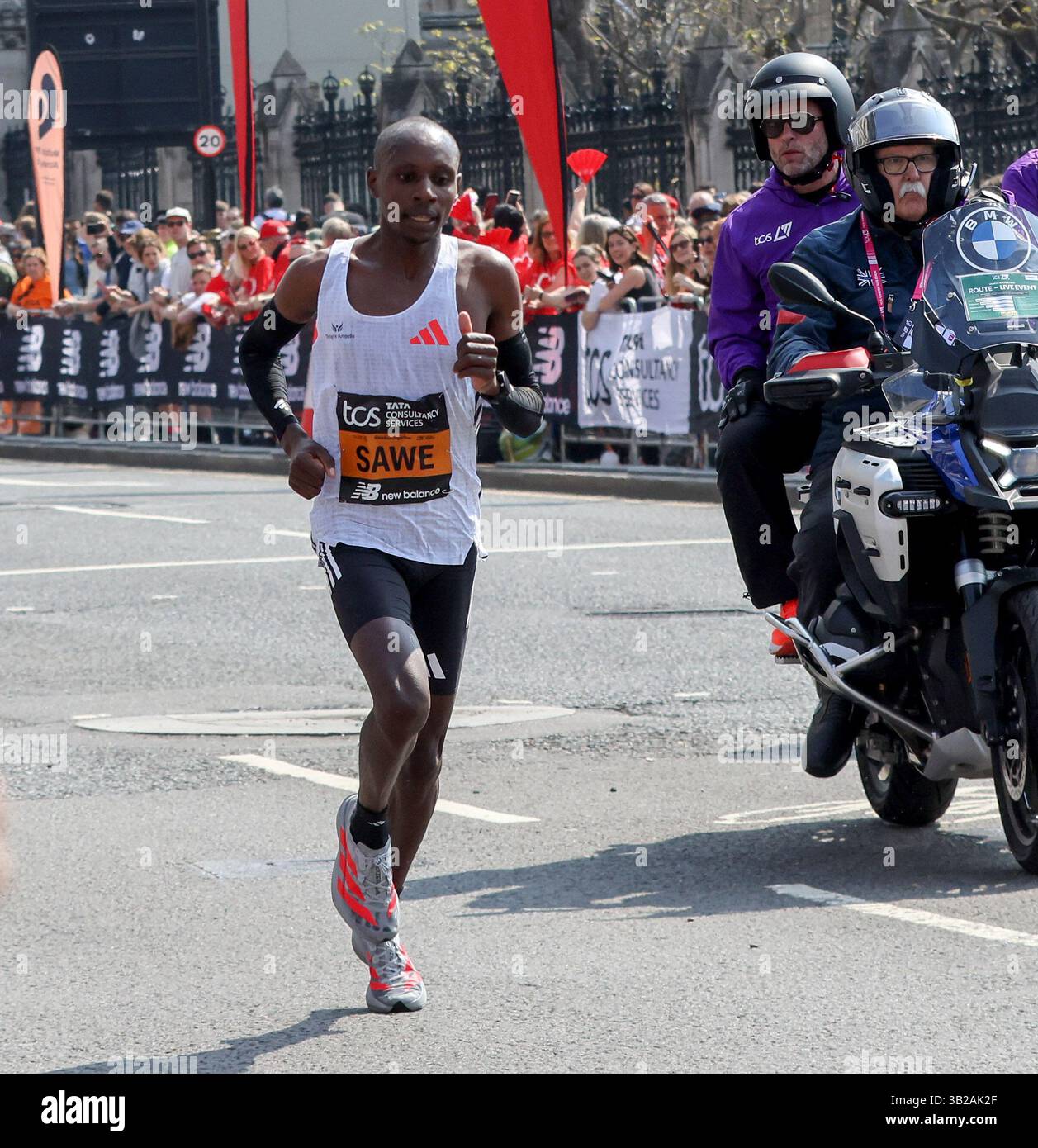 (250427) -- LONDON, April 27, 2025 (Xinhua) -- Sabastian Sawe (L) of ...