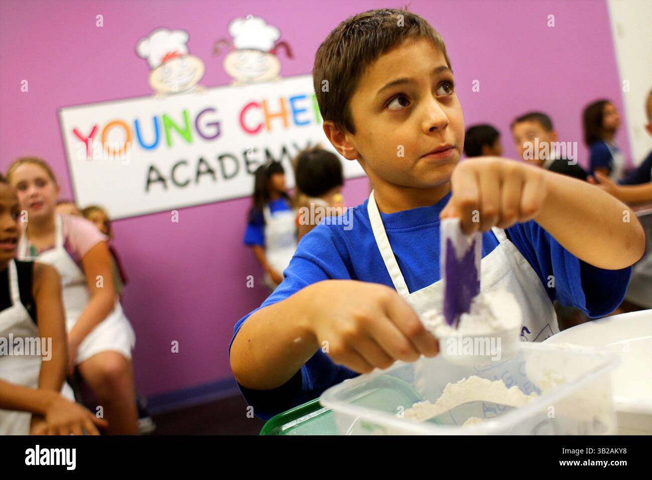 Cooking classes kids hi-res stock photography and images - Alamy