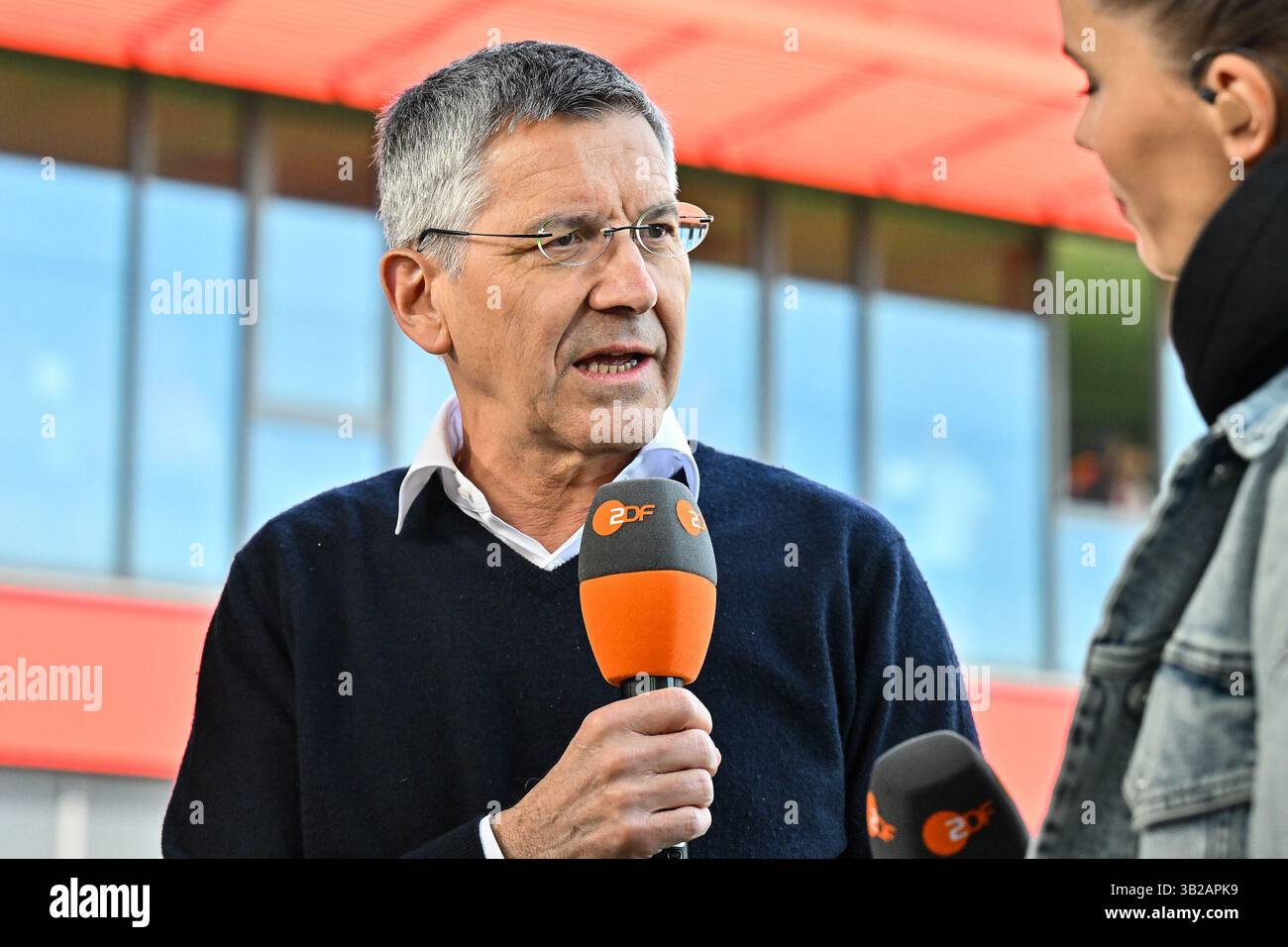Im Bild Herbert HAINER beim Interview mit dem ZDF/Einzelfoto ...
