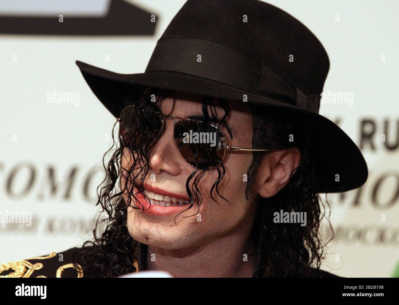 Impersonator lookalike of michael jackson earnest valentino val hi-res ...