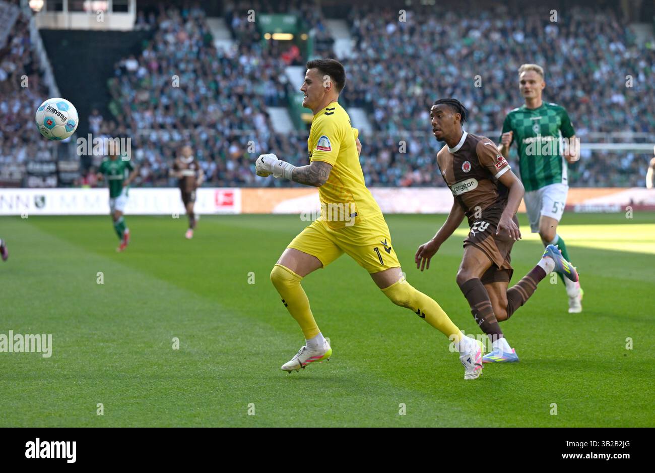 Bremen, Germany. 27th Apr, 2025. Soccer: Bundesliga, Werder Bremen - FC ...