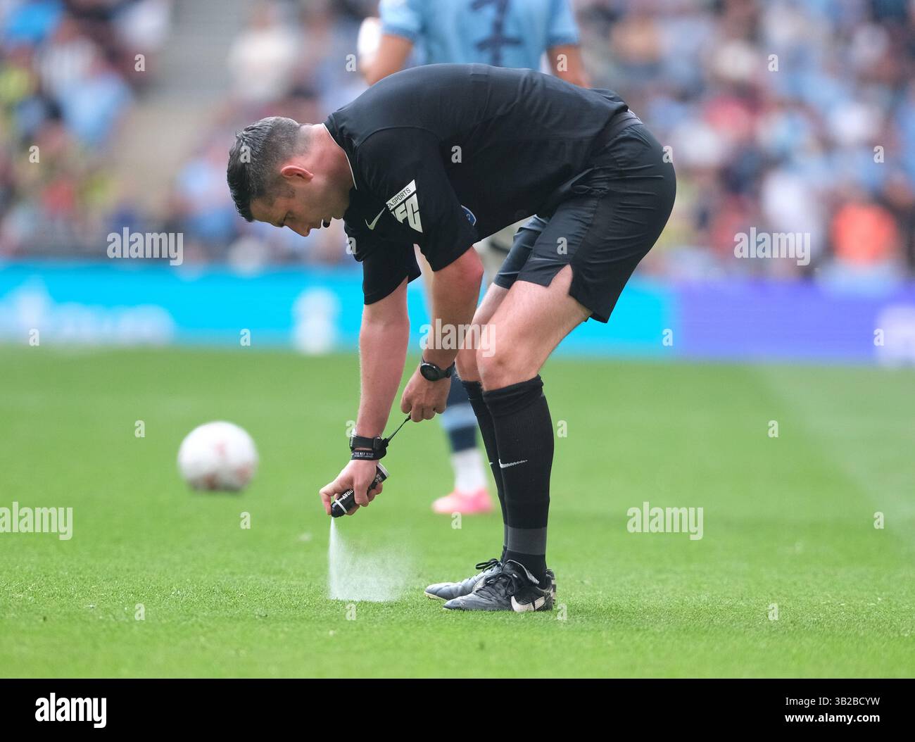 London, UK. 27th Apr, 2025. London, England - April 27: Referee Michael ...