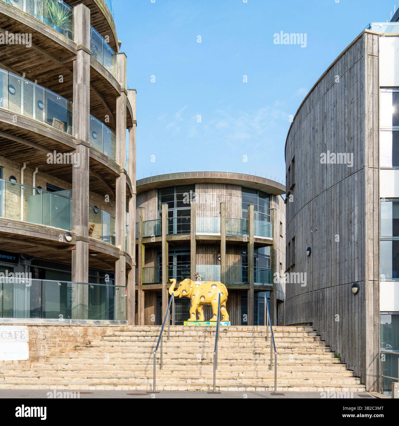 Elephant statue on top of steps between buildings Stock Photo - Alamy