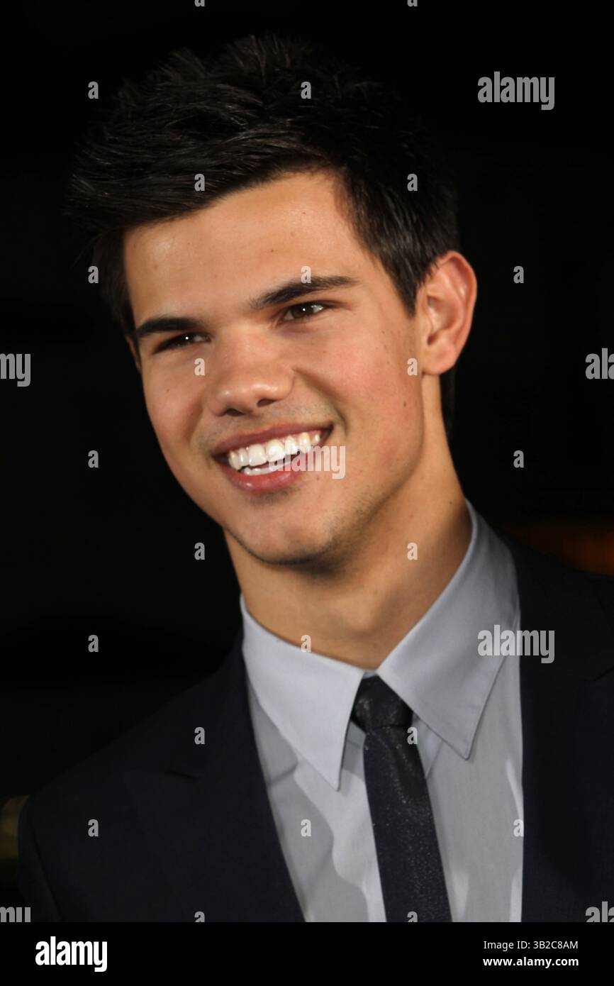 Nov 16, 2009 - Westwood, California, USA - Actor TAYLOR LAUTNER ...