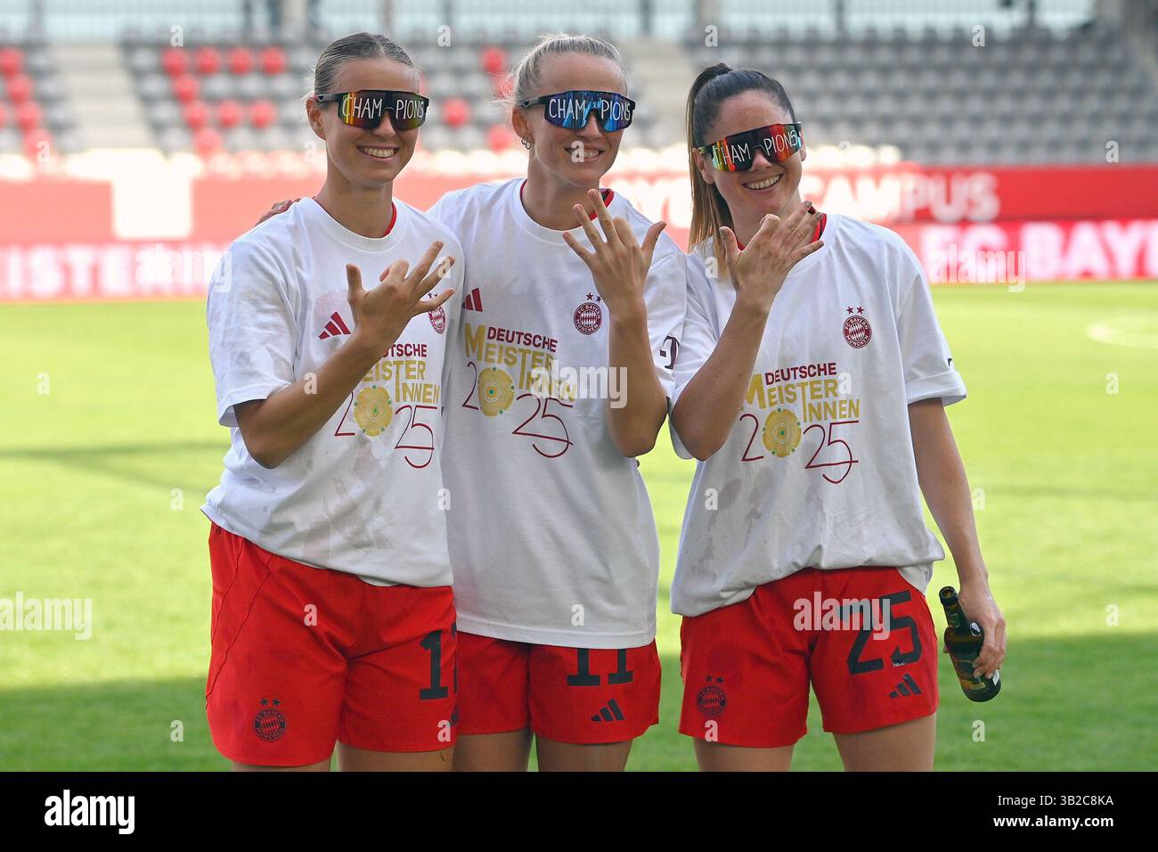Munich, Deutschland. 27th Apr, 2025. The FC Bayern women's team are ...