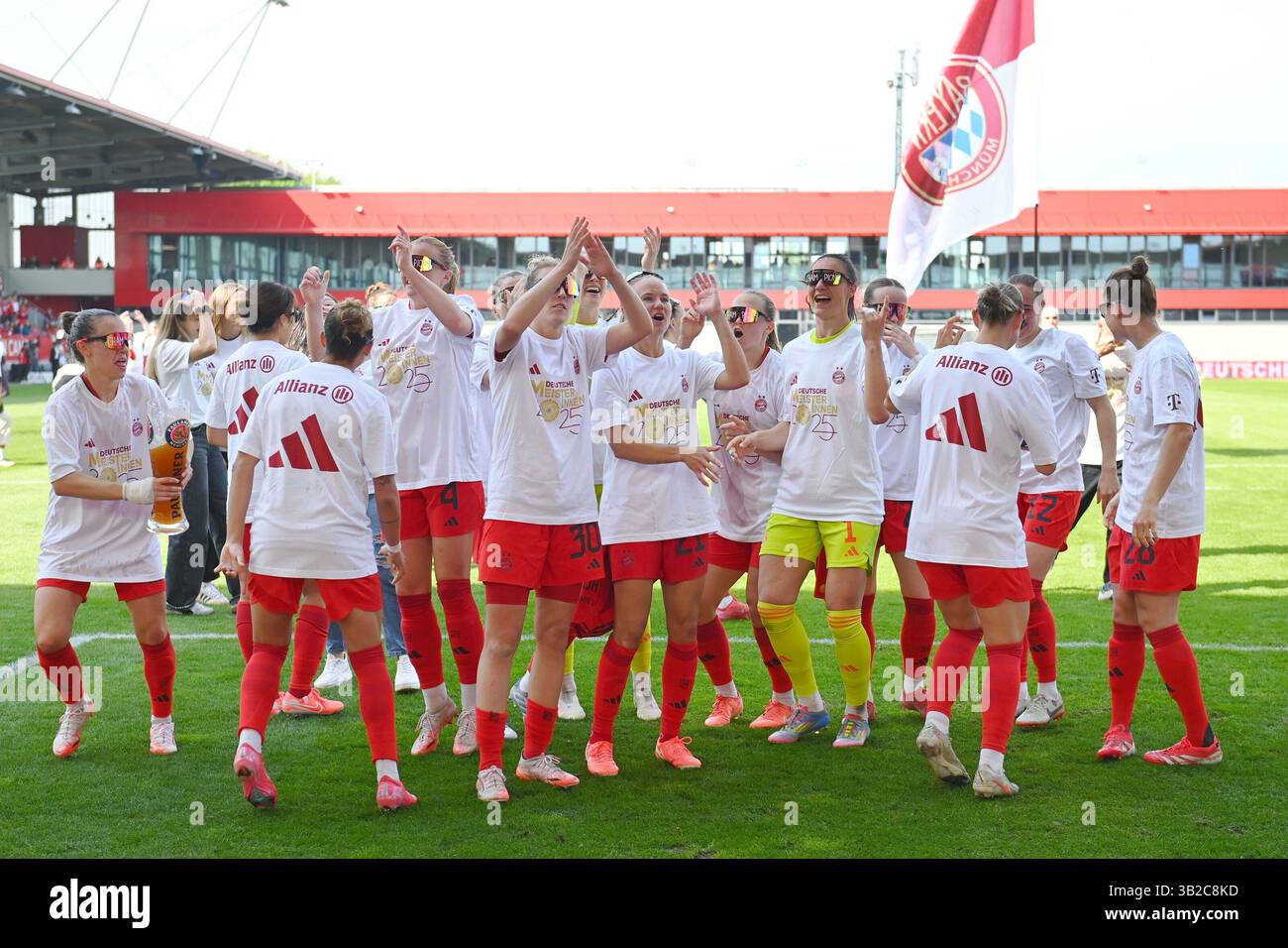 Munich, Deutschland. 27th Apr, 2025. The FC Bayern women's team are ...