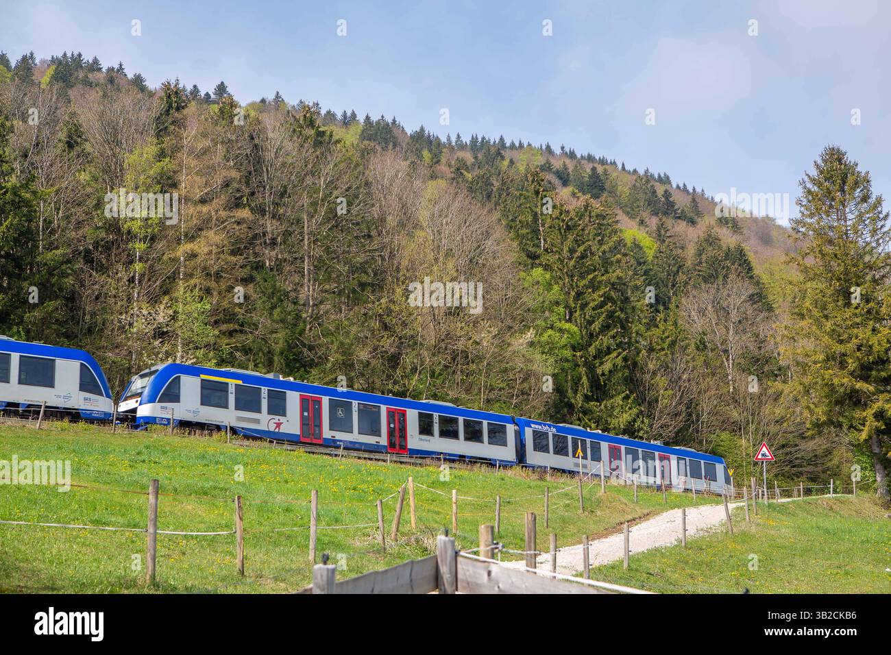 Ein Zug der Bayerischen Oberlandbahn BRB zwischen Schliersee und ...