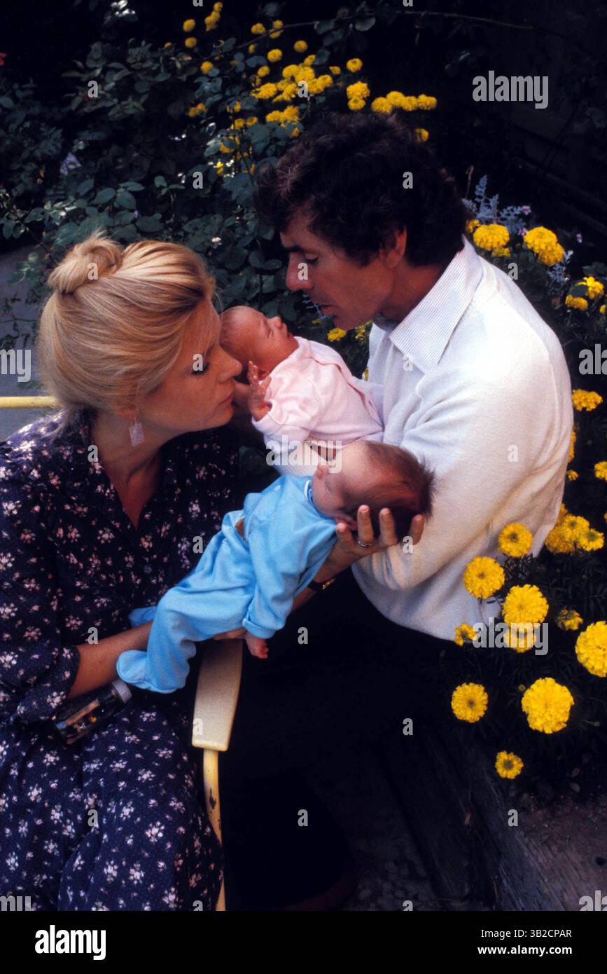 Dec. 01, 2009 - MEREDITH BAXTER with DAVID BIRNEY and their twins.F0155 ...