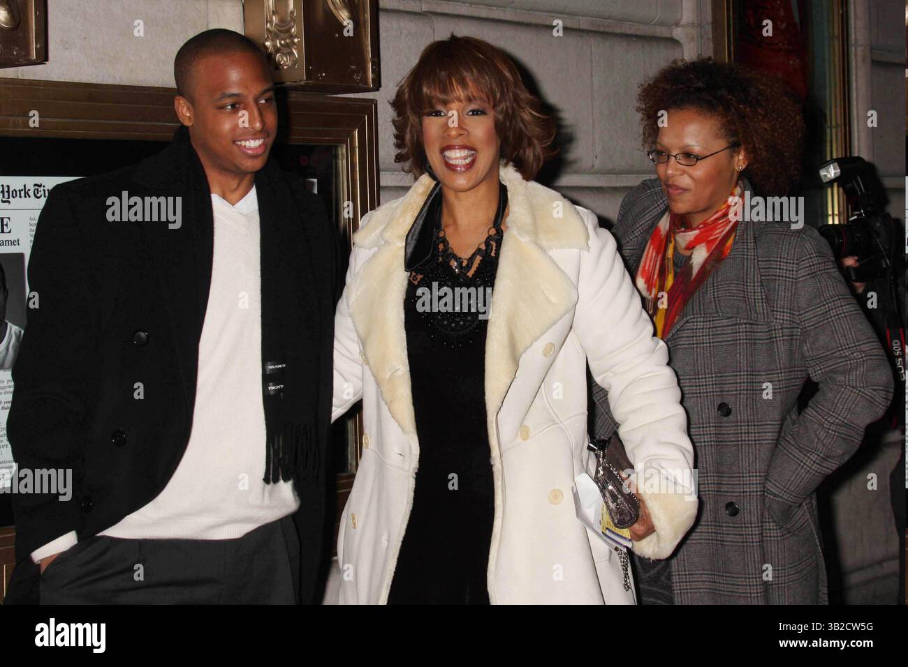 Dec. 06, 2009 - New York, New York, United States - GAYLE KING with son ...