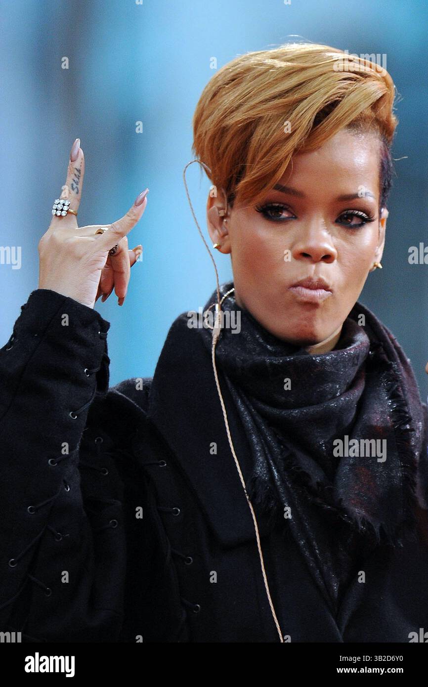 November 24 2009, New York City Singer Rihanna performs on ABC's 'Good ...