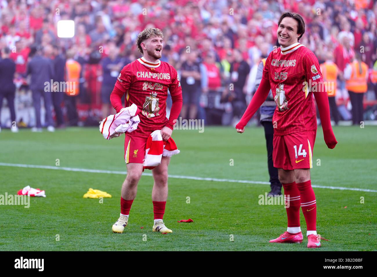 Liverpool's Harvey Elliott (left) and Federico Chiesa celebrate victory ...
