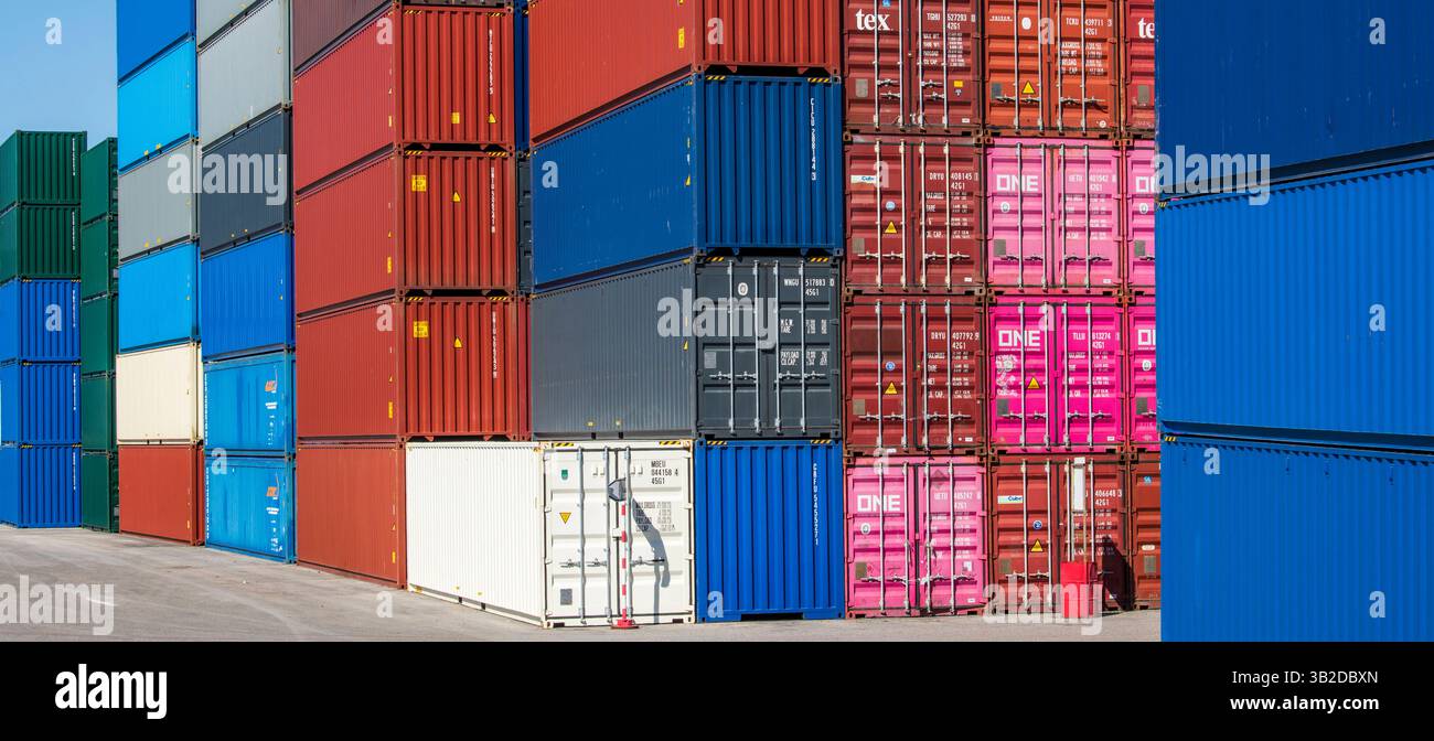 Viele Container im Umschlagbahnhof Viele Container warten im ...