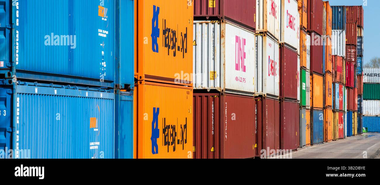 Viele Container im Umschlagbahnhof Viele Container warten im ...