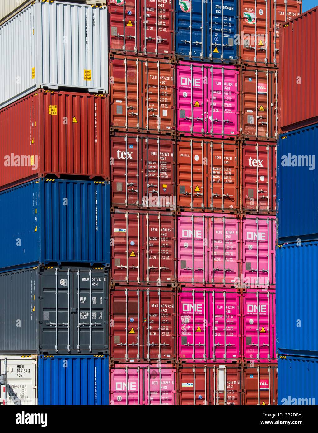 Viele Container im Umschlagbahnhof Viele Container warten im ...