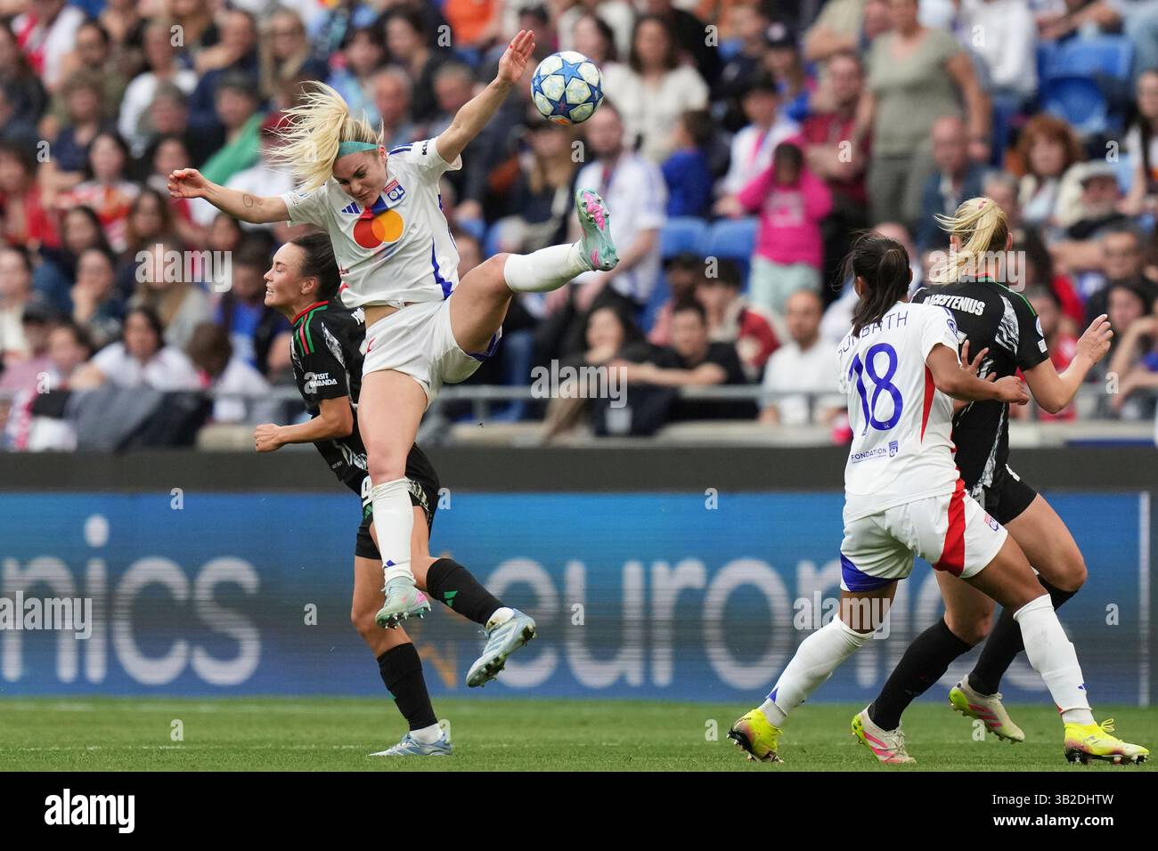 Lyon's Ellie Carpenter fights for the ball with Arsenal's Caitlin Foord ...