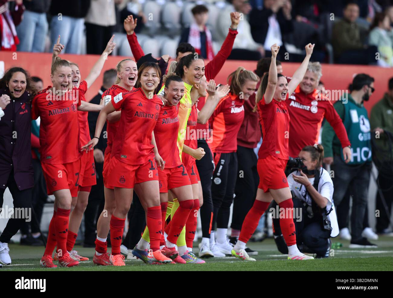Feiern die deutsche Meisterschaft Momoko Tanikawa of FC Bayern Muenchen ...