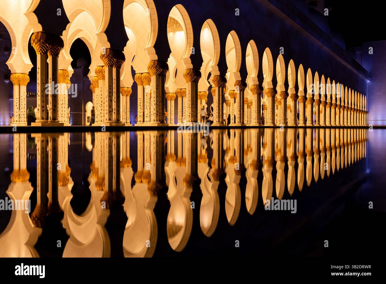 The Beuty within, along the corridors and pillars of the Sheikh Zaid ...