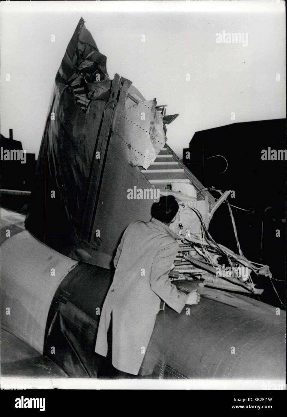 Mar. 31, 2012 - Whoops!....There Goes His Tail: A four-man Boeing test ...