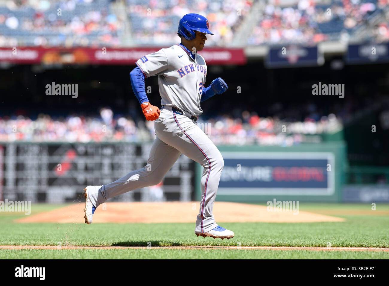 New York Mets' Juan Soto runs toward home to score on a sacrifice fly ...