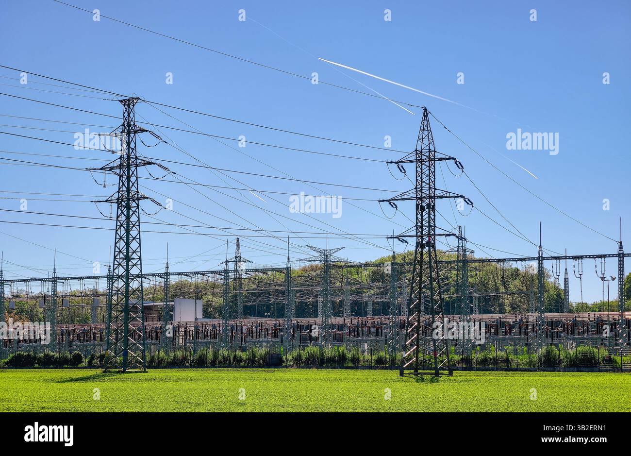 Electrical power distribution hub hi-res stock photography and images ...