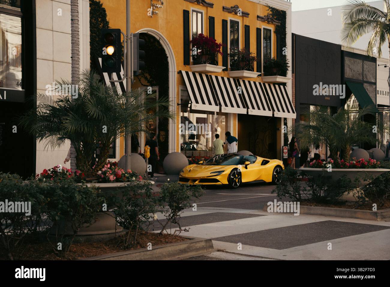 Outdoor café scene in hi-res stock photography and images - Alamy