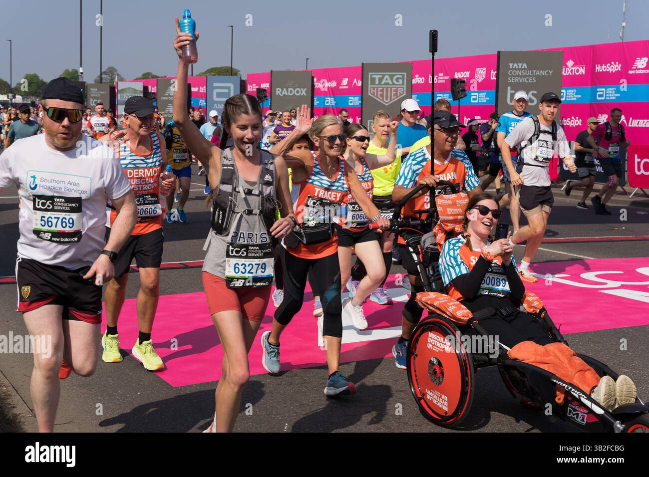 Marathon supporters hi-res stock photography and images - Alamy