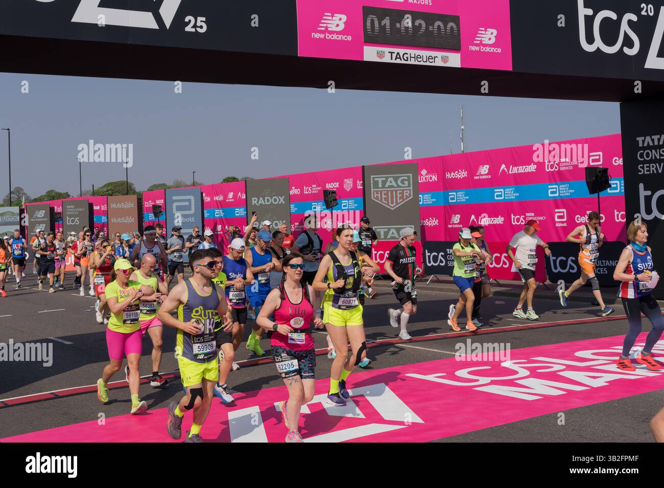 London , UK. 27th April 2025. TCS marathon Runners passing the starting ...