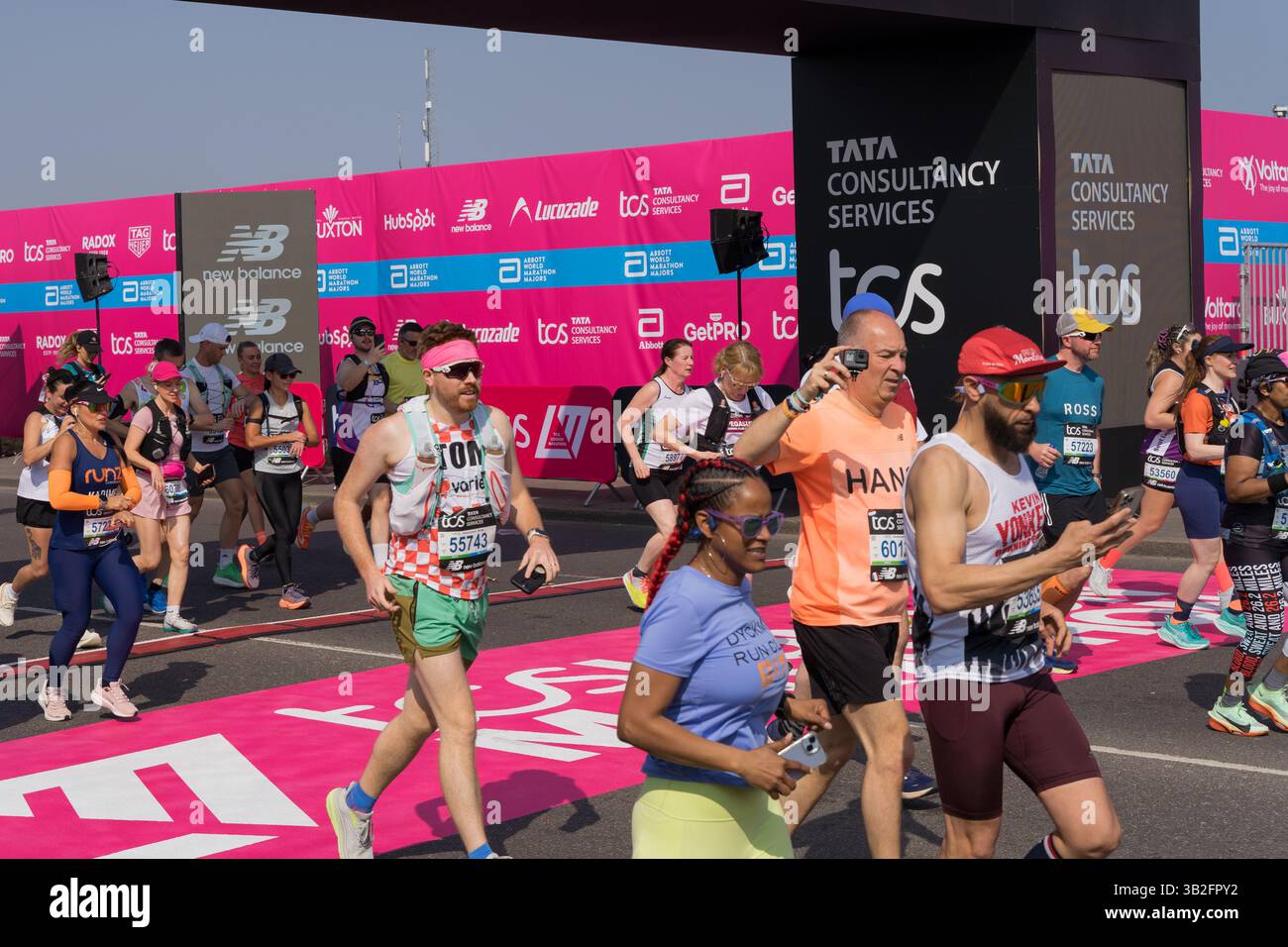 London , UK. 27th April 2025. TCS marathon Runners passing the starting ...