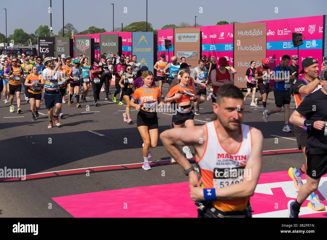 London , UK. 27th April 2025. TCS marathon Runners passing the starting ...