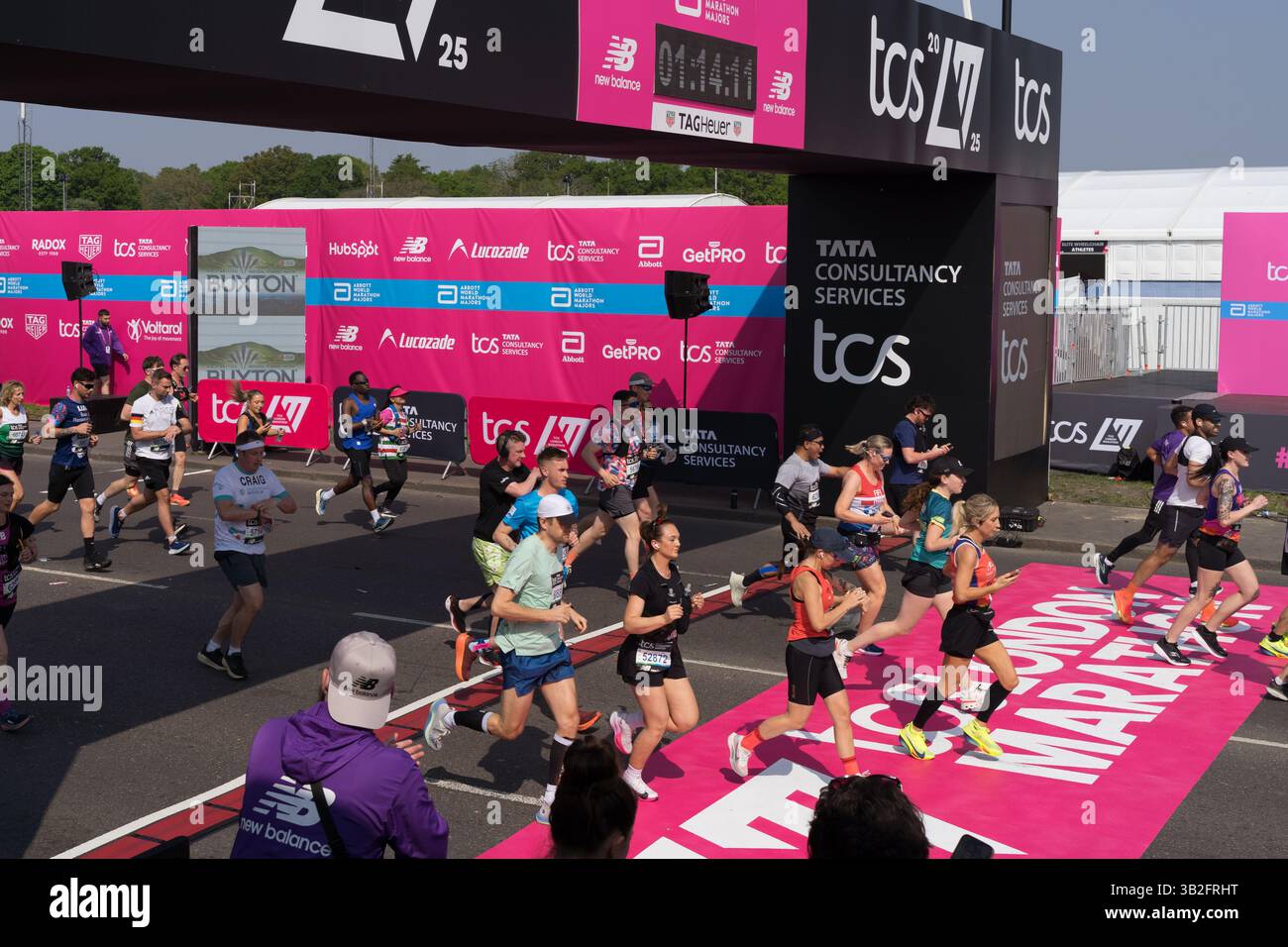 London , UK. 27th April 2025. TCS marathon Runners passing the starting ...