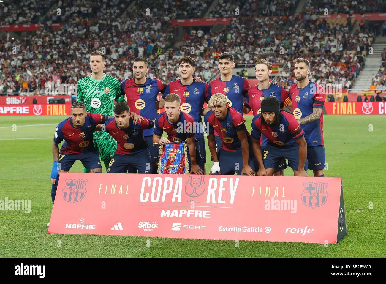 Barcelona team group line-up (Barcelona), APRIL 27, 2025 - Football ...