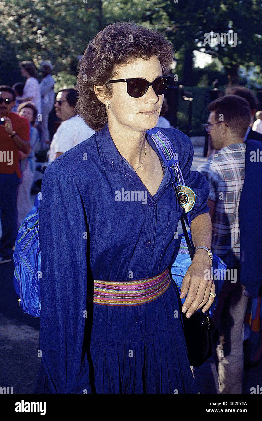 Cancer campaign 1980s hi-res stock photography and images - Alamy