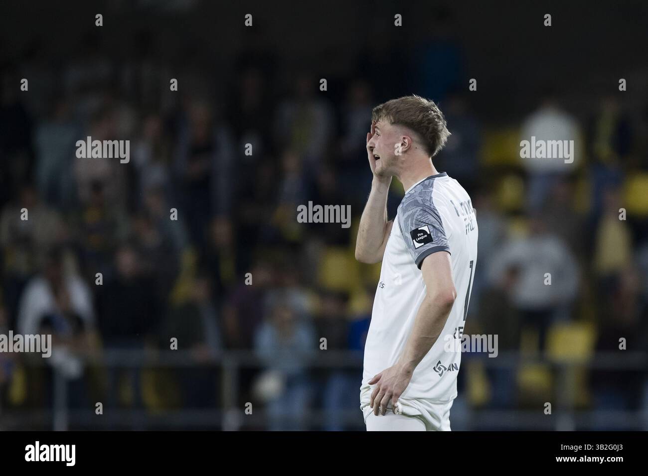Beveren, Belgium. 27th Apr, 2025. Beveren's goalkeeper Beau Reus looks ...