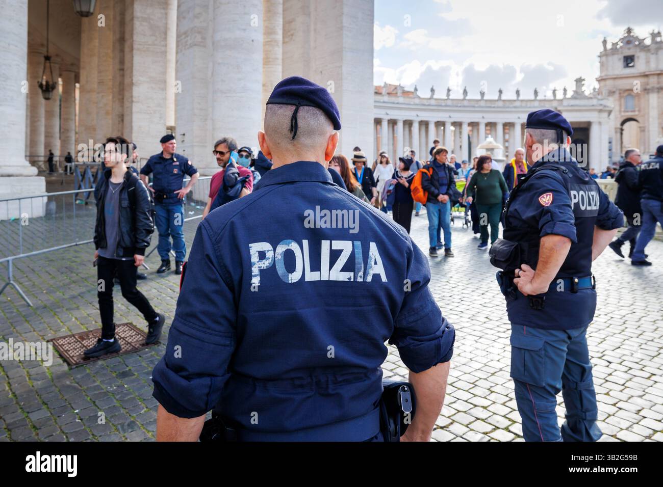 Italian police officers control st peters square hi-res stock ...