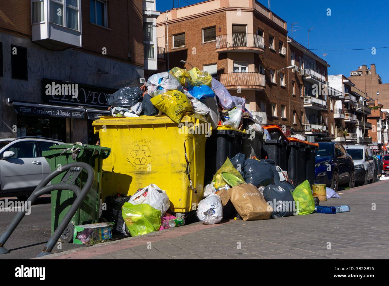 Madrid, Spain. 27th Apr, 2025. Several bins overflowing with garbage on ...