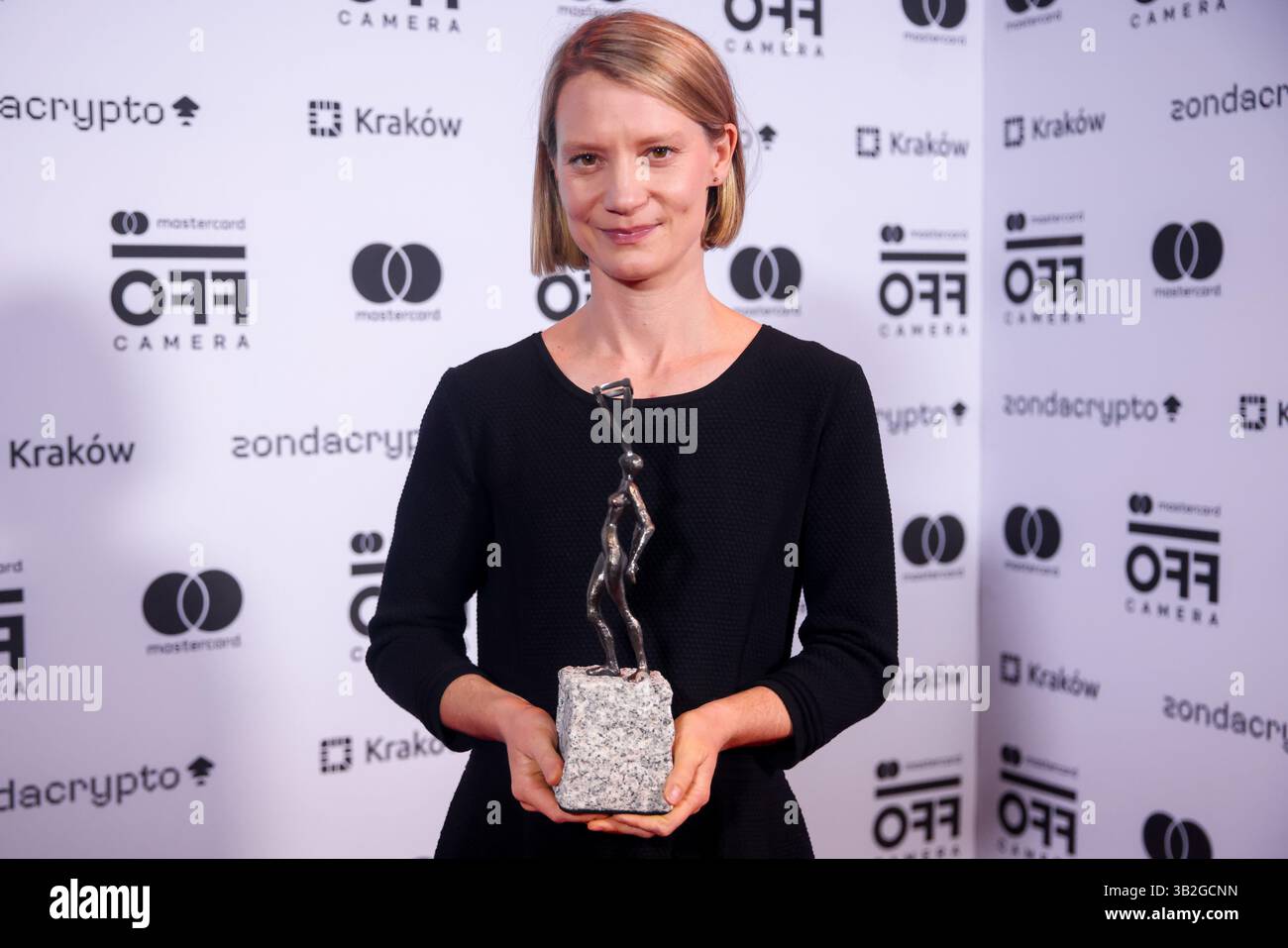 Krakow, Poland. 25th Apr, 2025. Mia Wasikowska is poses after being ...